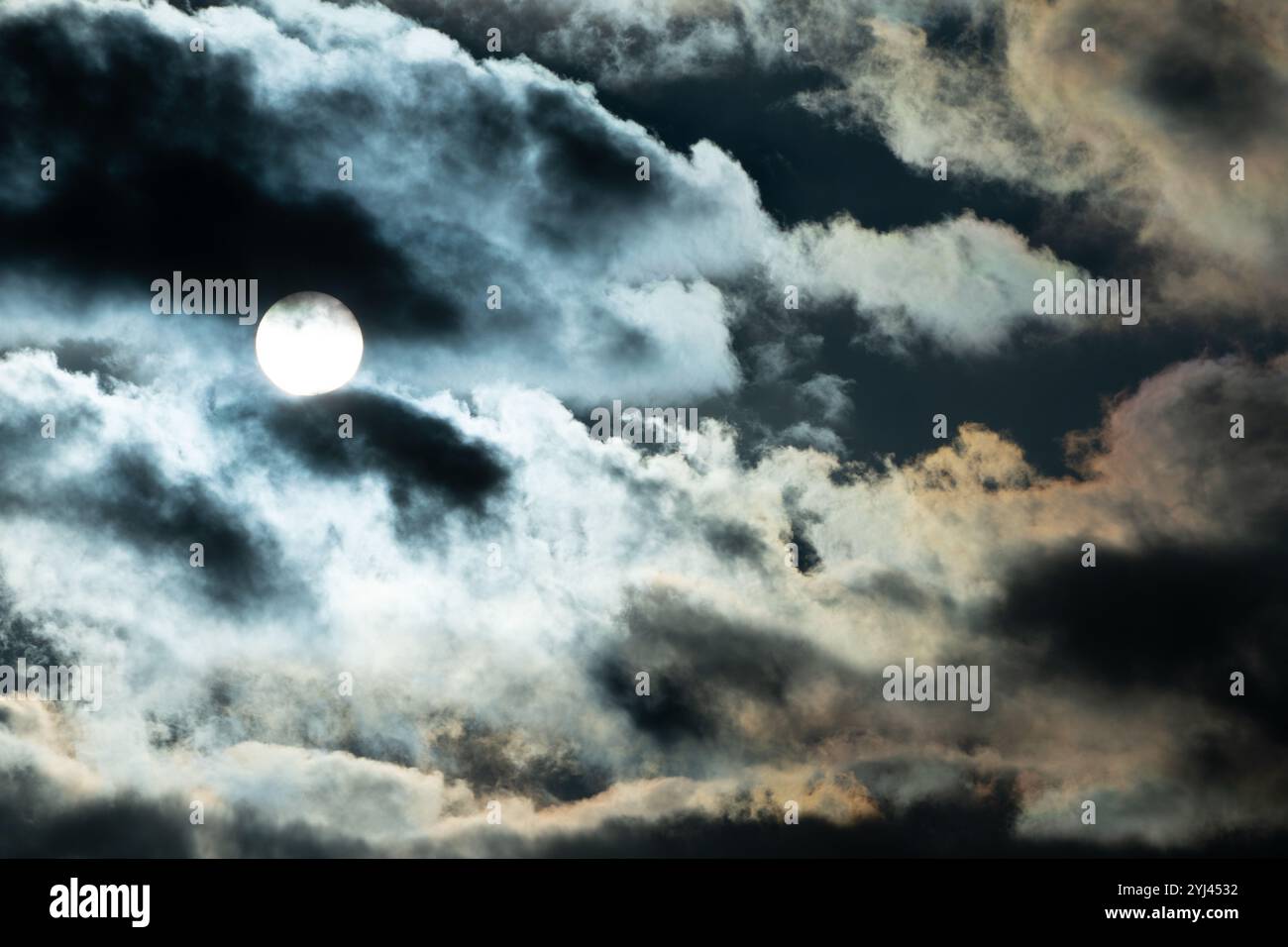 Dramatic black backdrop hi-res stock photography and images - Alamy