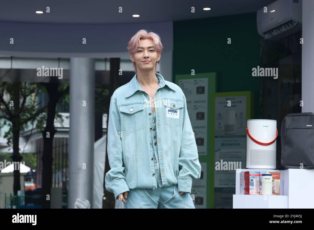 Taipei. 13th Nov, 2024. TAIPEI, CHINA - NOVEMBER 13, 2024 - Singer ...