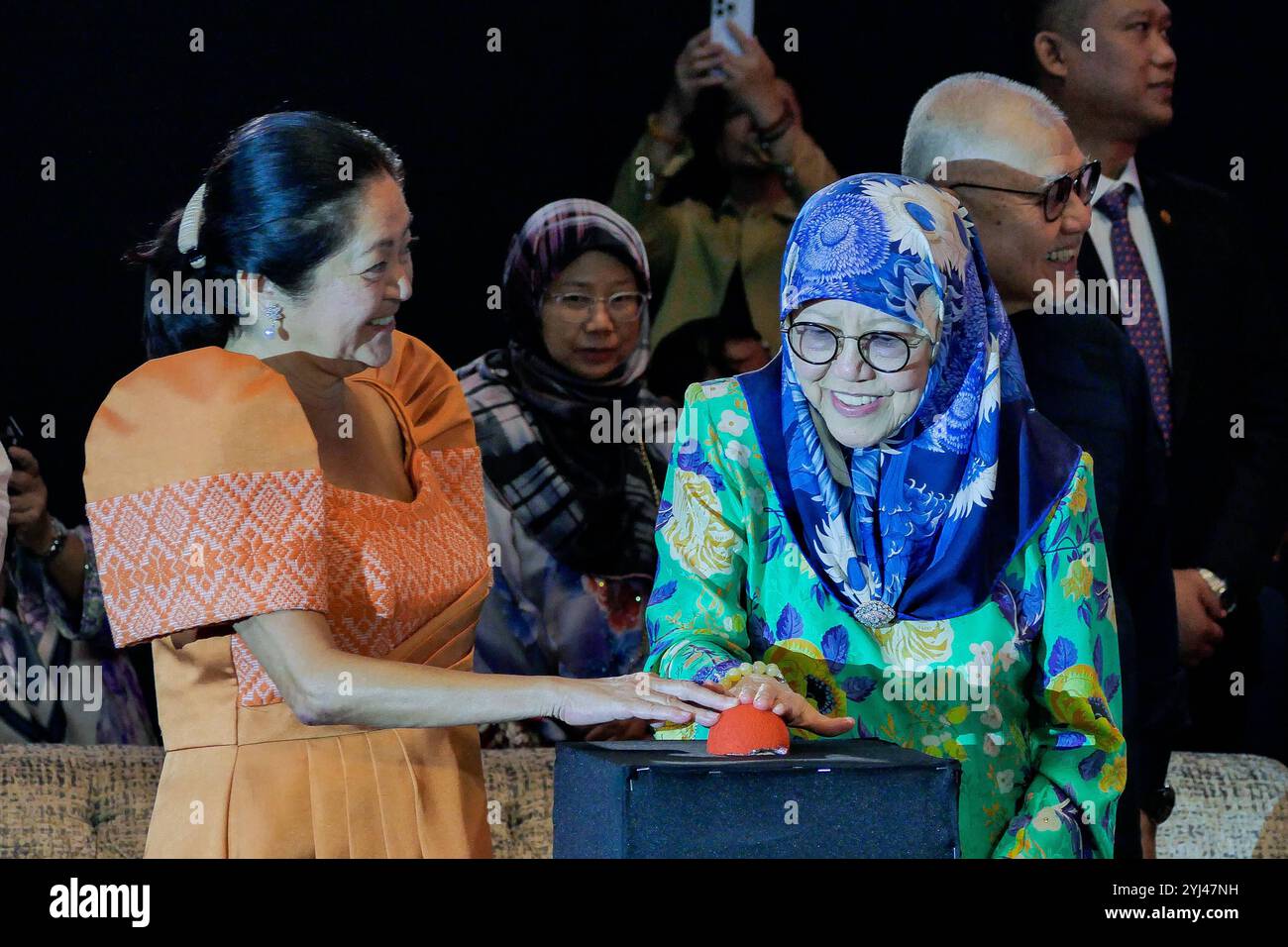 The Fabric of Friendship fashion show in the Philippines Philippine ...