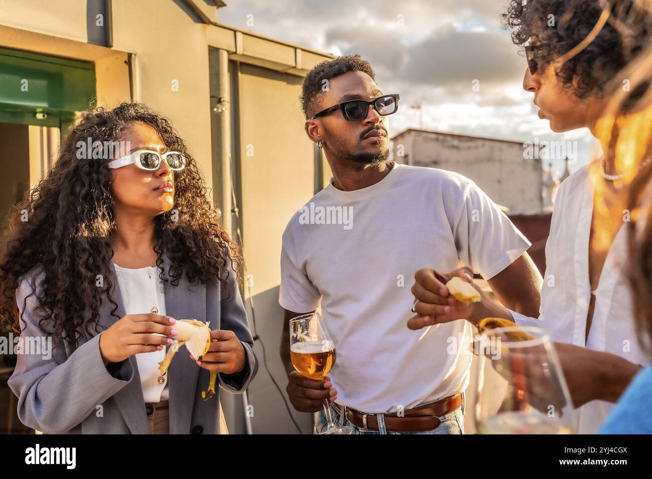 Multi ethnic chat hi-res stock photography and images - Alamy