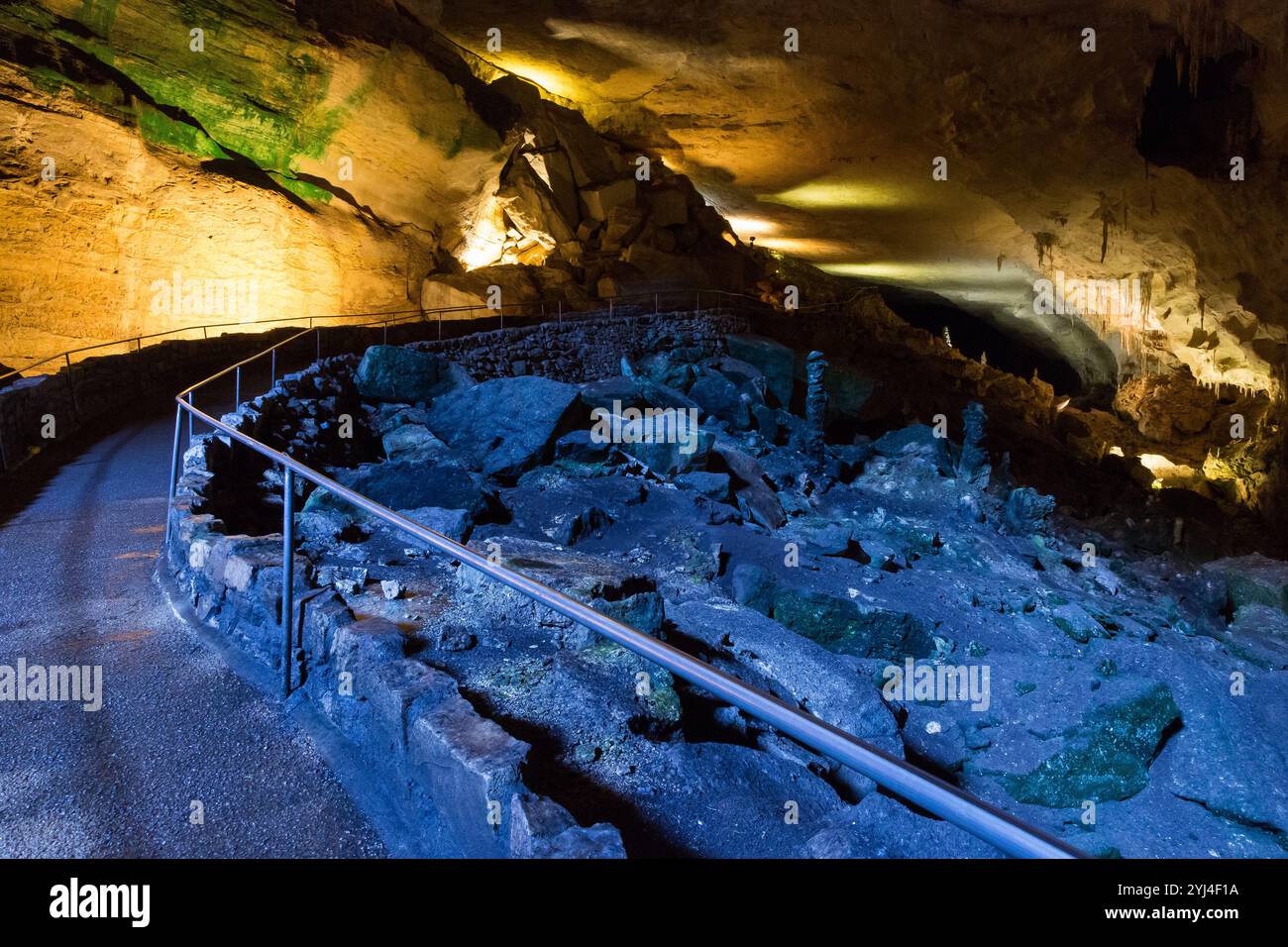The main walkway heading below the cave entrance, Carlsbad Caverns ...