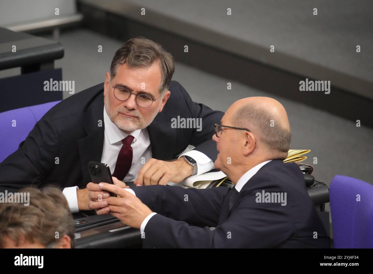 13 November 2024, Berlin: Federal Chancellor Olaf Scholz (SPD, l) talks ...
