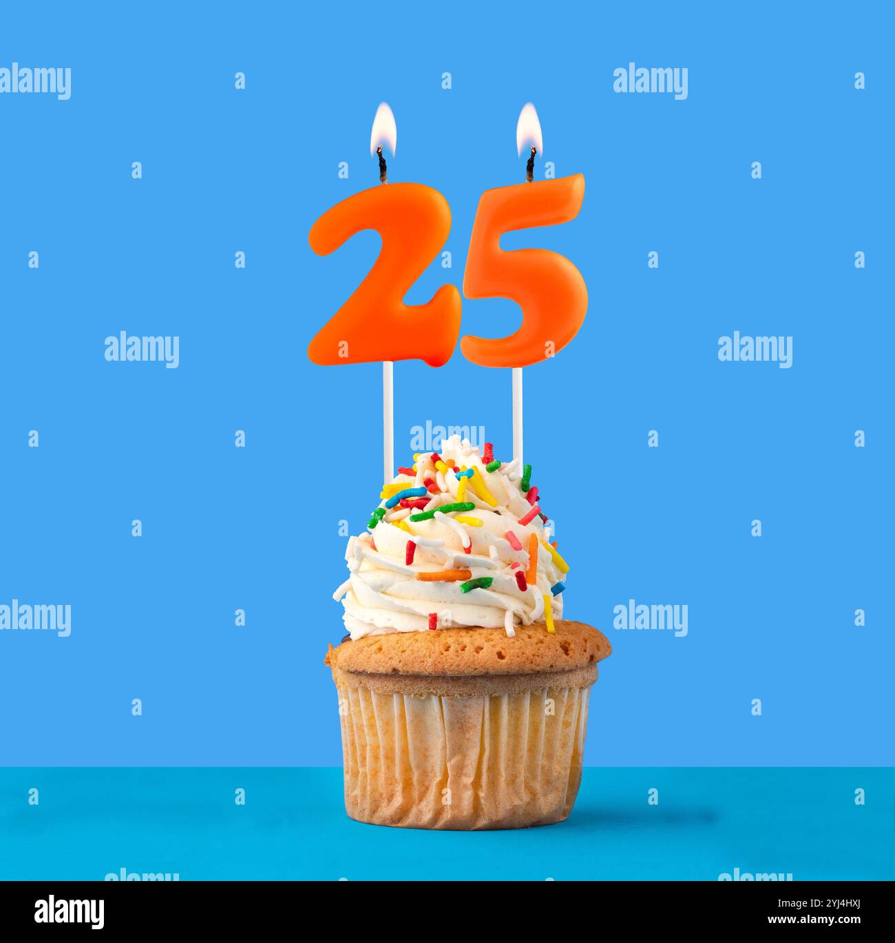 Number 25 candle hi-res stock photography and images - Alamy