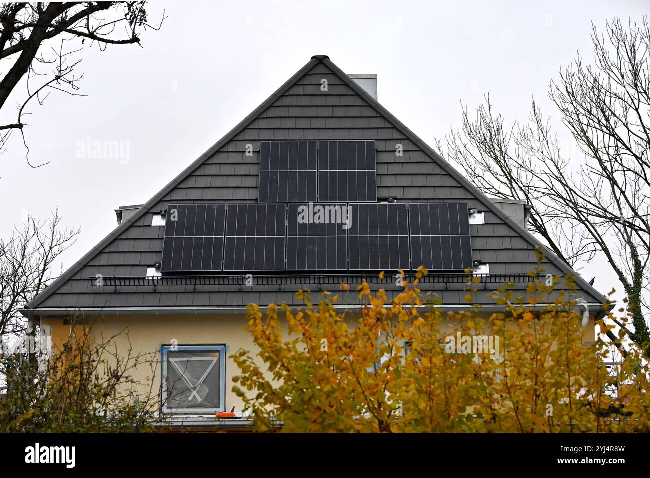 Einfamilienhaus mit Photovoltaikanlage, Solarzellen,Solarmodule auf dem ...