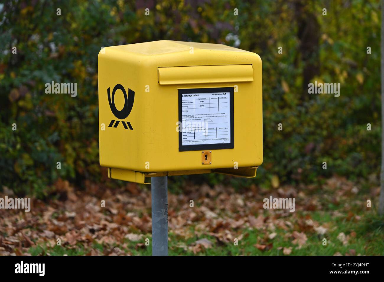 Gelber Briefkasten der Deutschen Post AG *** Yellow letterbox from ...
