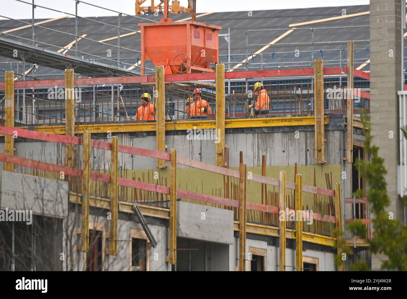 Construction workers on a large construction site in Haar near Munich ...