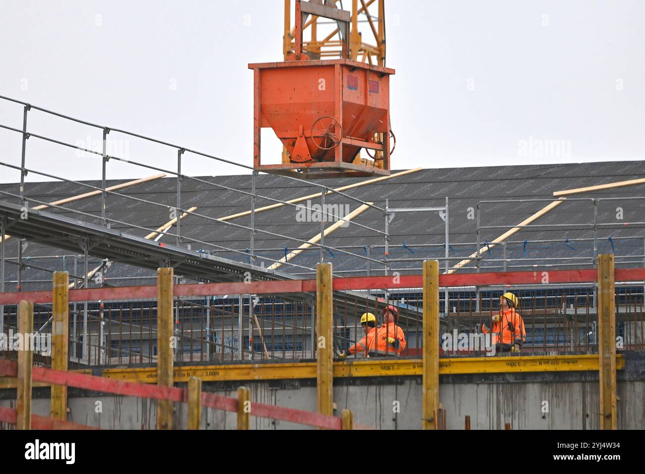 Construction workers on a large construction site in Haar near Munich ...