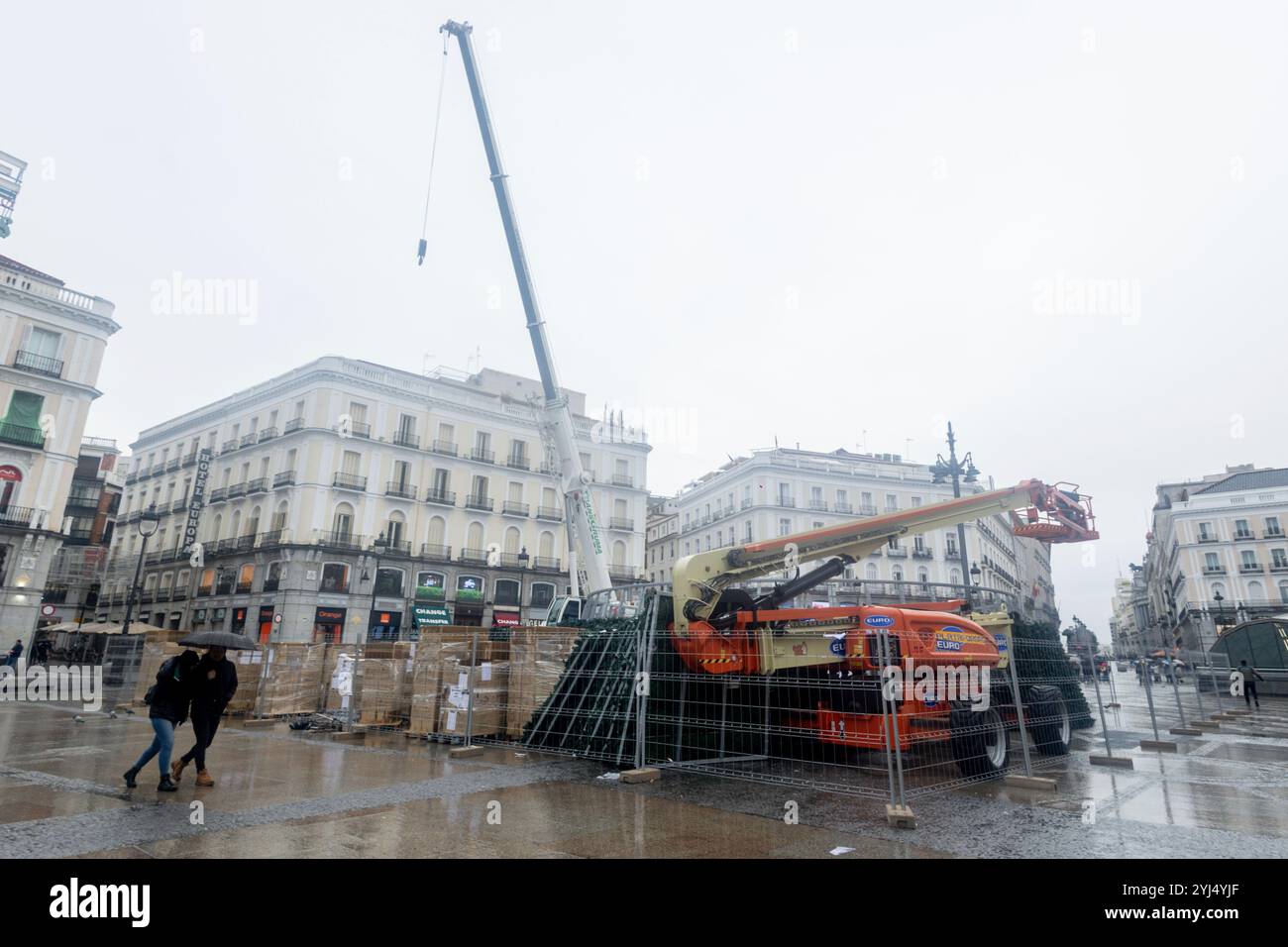 A crane to install the Puerta del Sol Christmas tree on November 13 ...