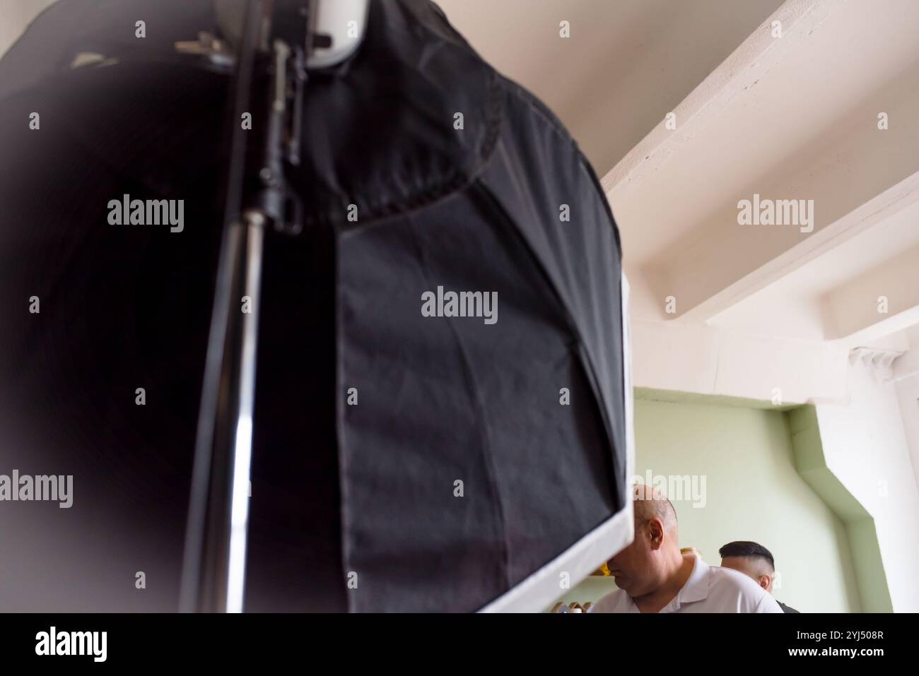 Soft box umbrella hi-res stock photography and images - Alamy