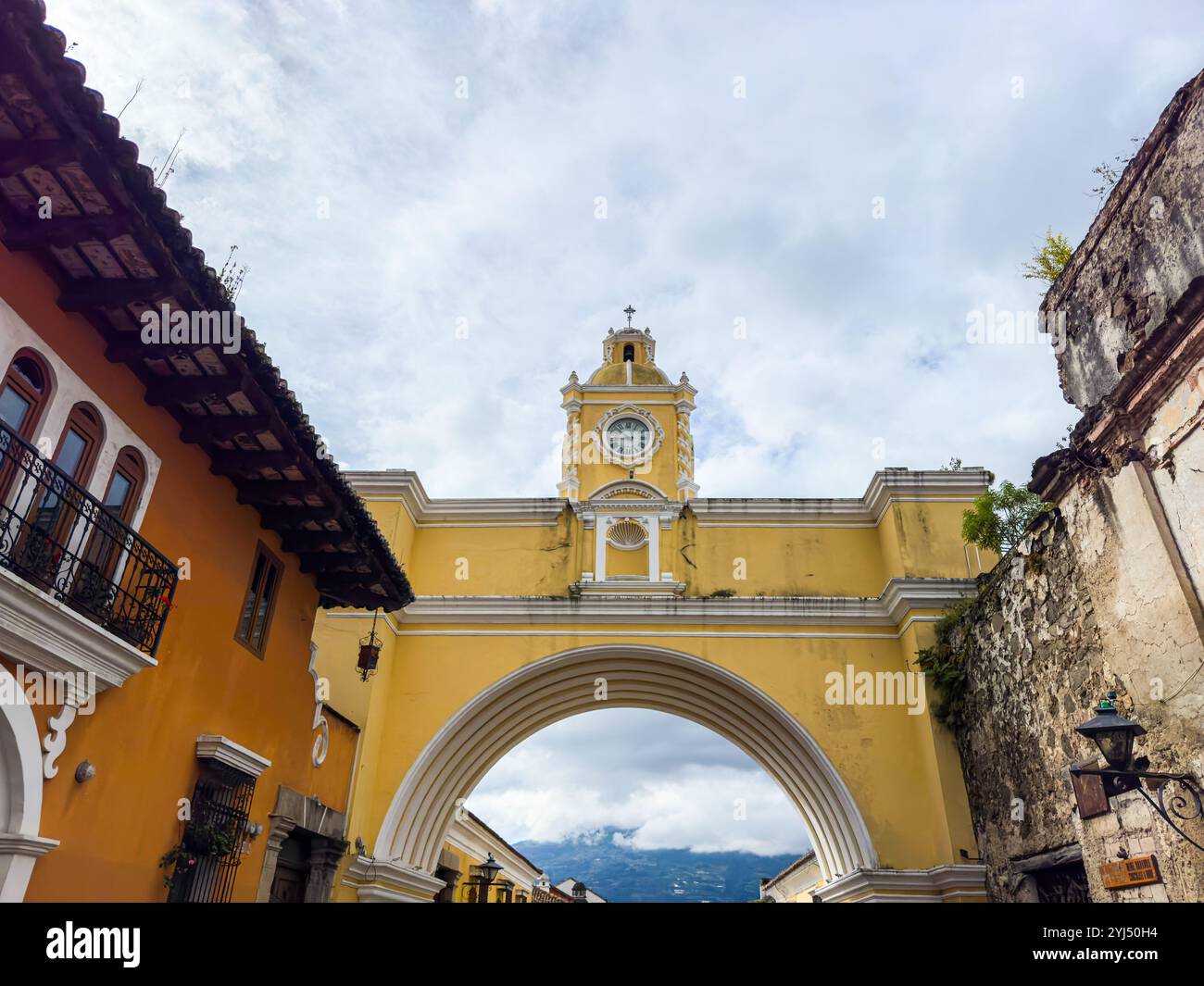 Volcan agua santa catalina arch hi-res stock photography and images - Alamy