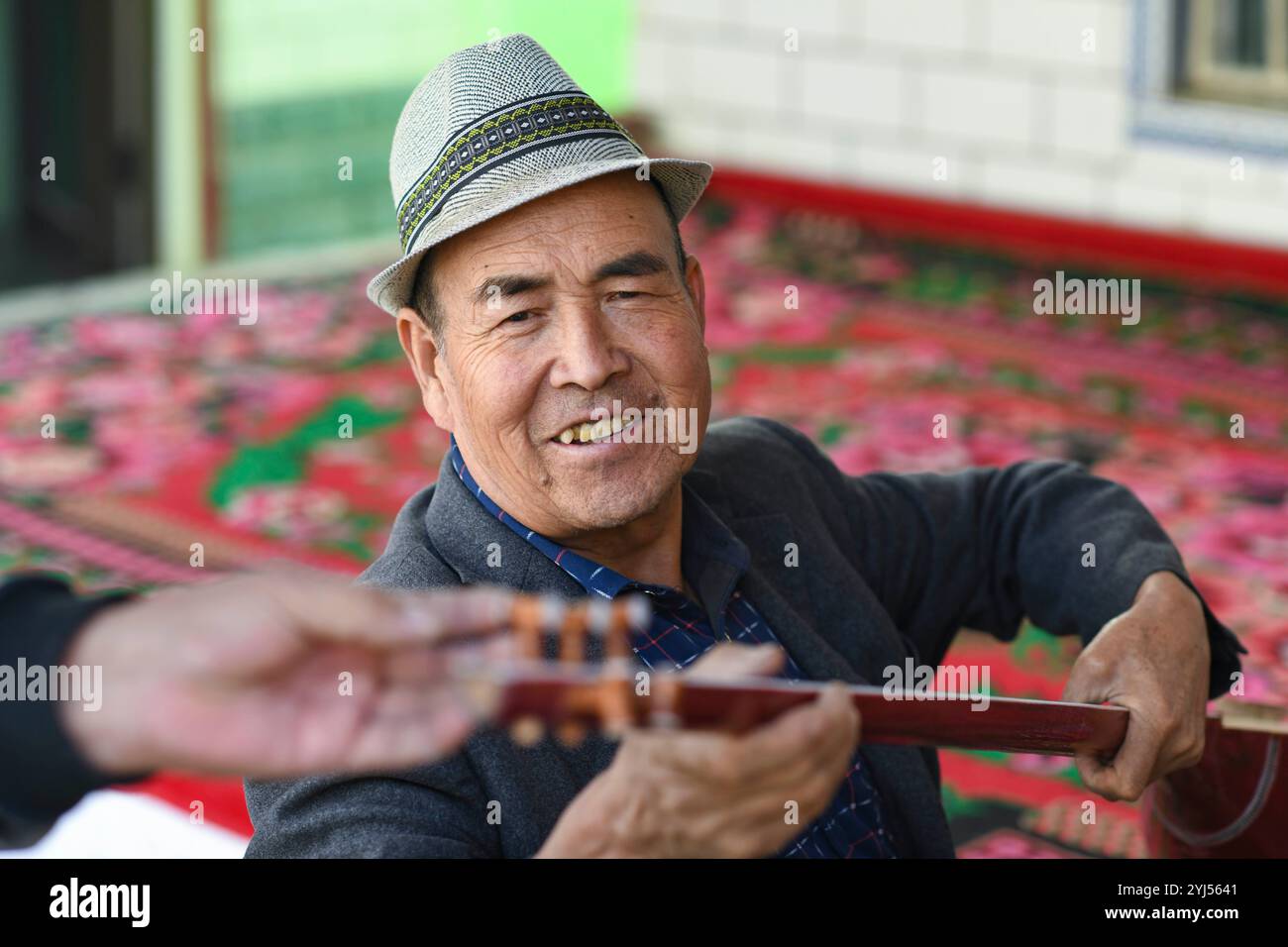 Hu notes hi-res stock photography and images - Alamy
