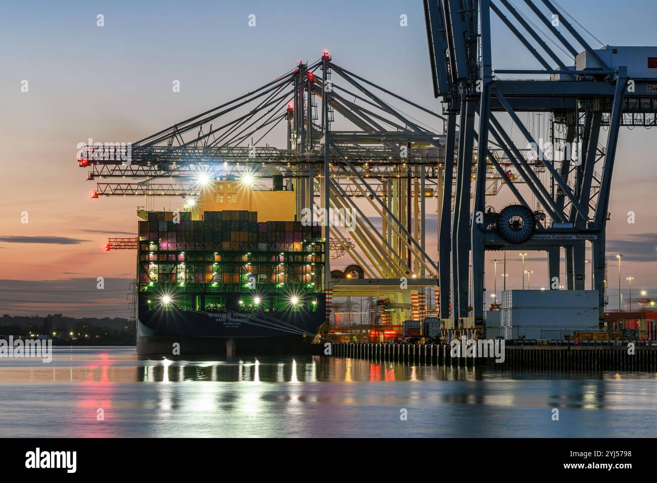 Shipping port operations hi-res stock photography and images - Alamy