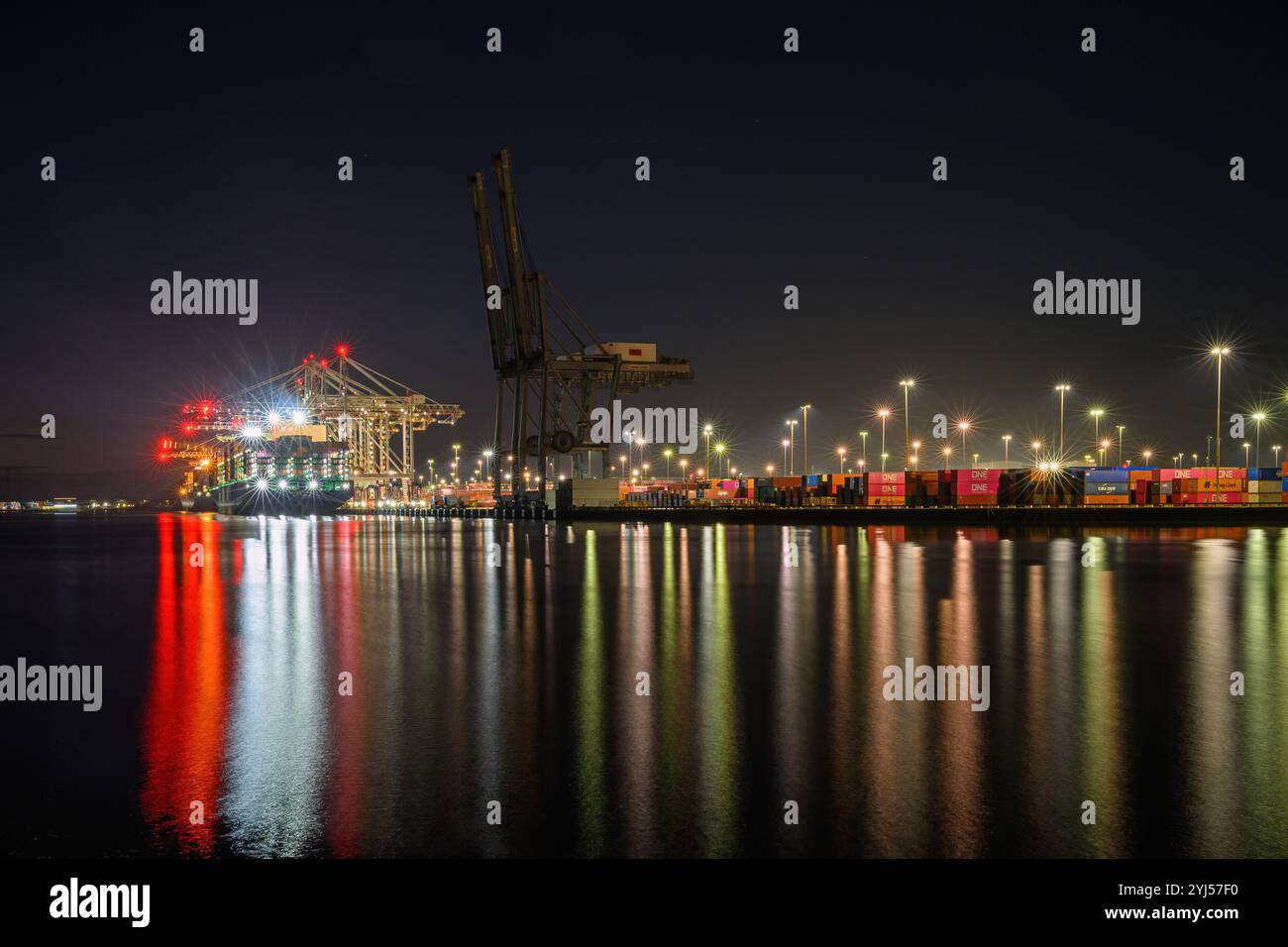 Night ship operations hi-res stock photography and images - Alamy