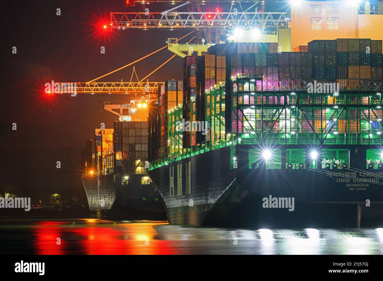 Shipping port operations hi-res stock photography and images - Alamy
