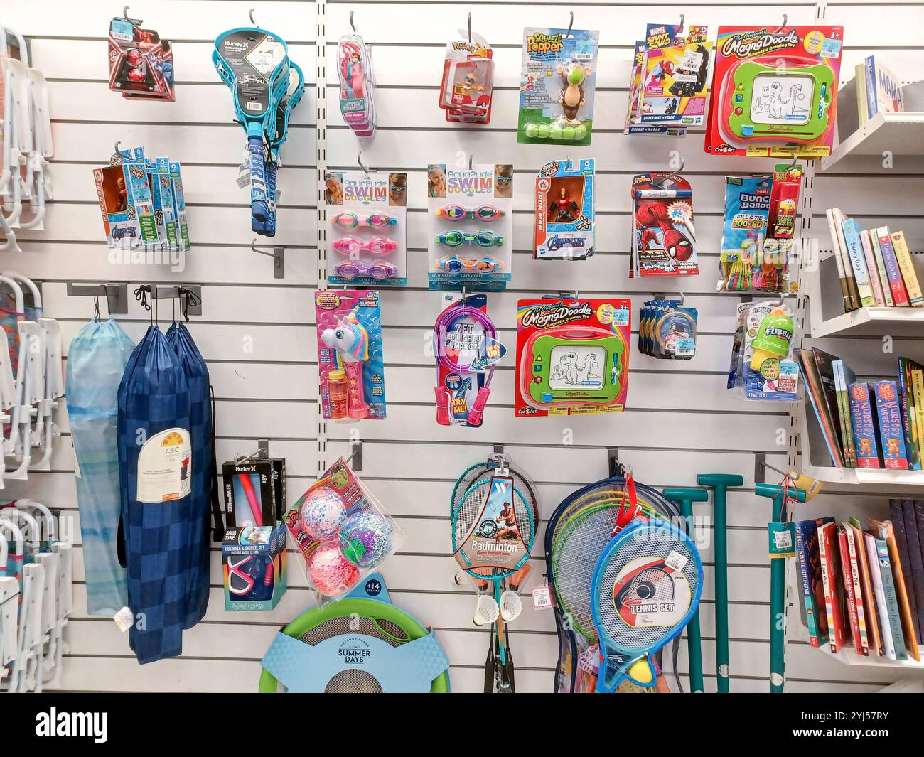 Winners department store exterior hi-res stock photography and images ...