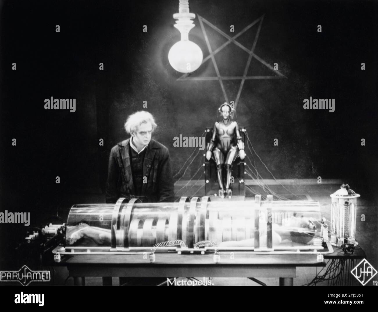 Metropolis robot film hi-res stock photography and images - Alamy