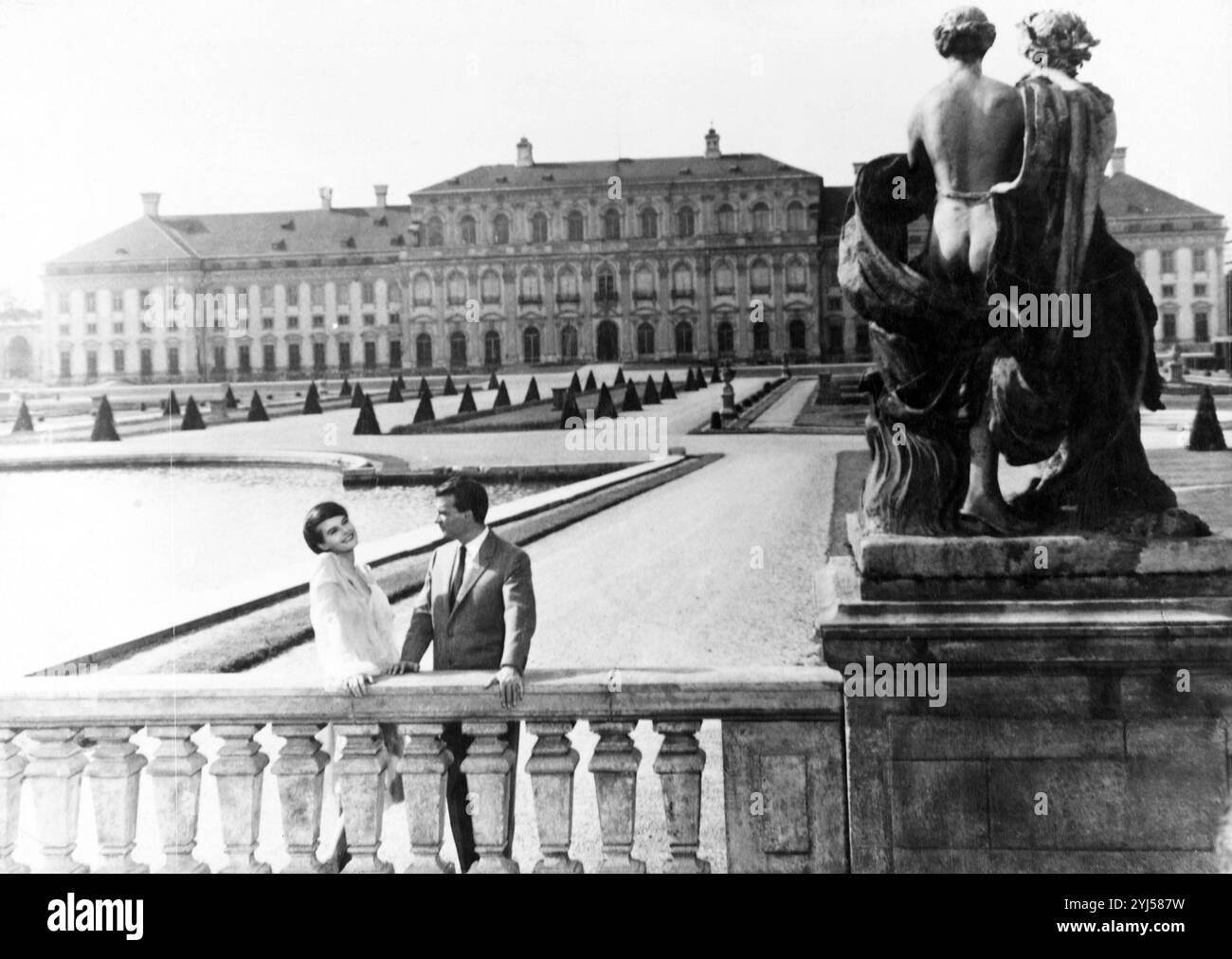 LAST YEAR AT MARIENBAD (1961) -Original title: L' ANNEE DERNIERE A MARIENBAD-, directed by ALAIN ...