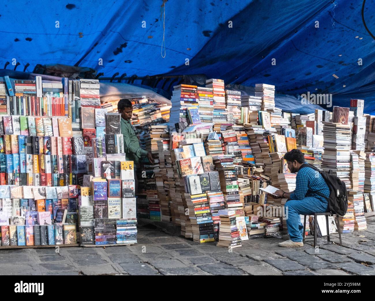 Book seller, Street scene, Mumbai, India Stock Photo - Alamy