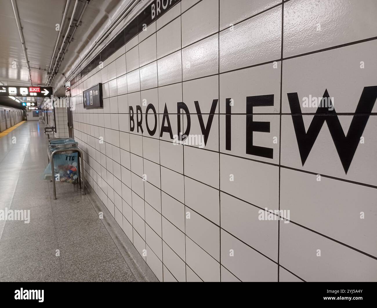 Empty toronto underground transit station hi-res stock photography and ...