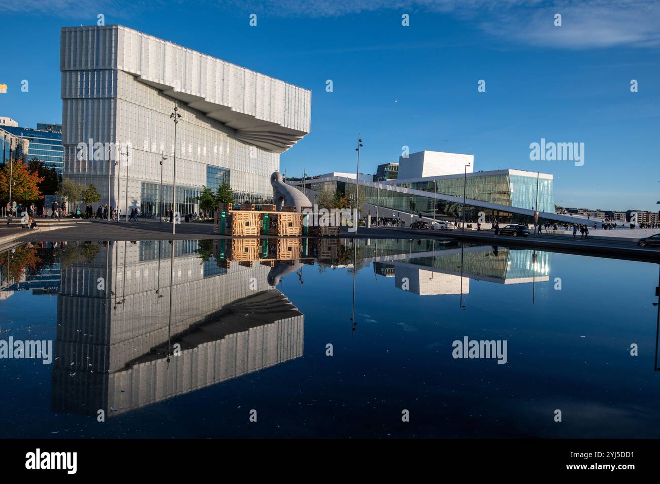 The late autumn sun lights up the ‘Deichman Bjørvika’ new main library ...