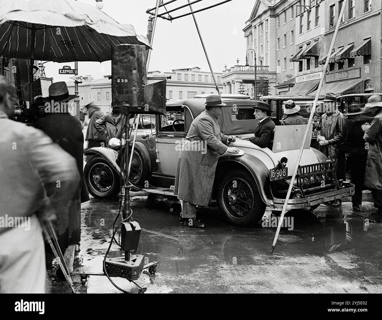 Film cameraman 1920s hi-res stock photography and images - Alamy