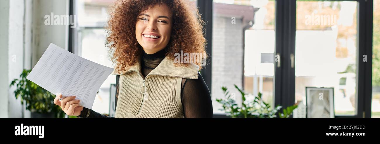 Woman presenting at a meeting creative hi-res stock photography and ...