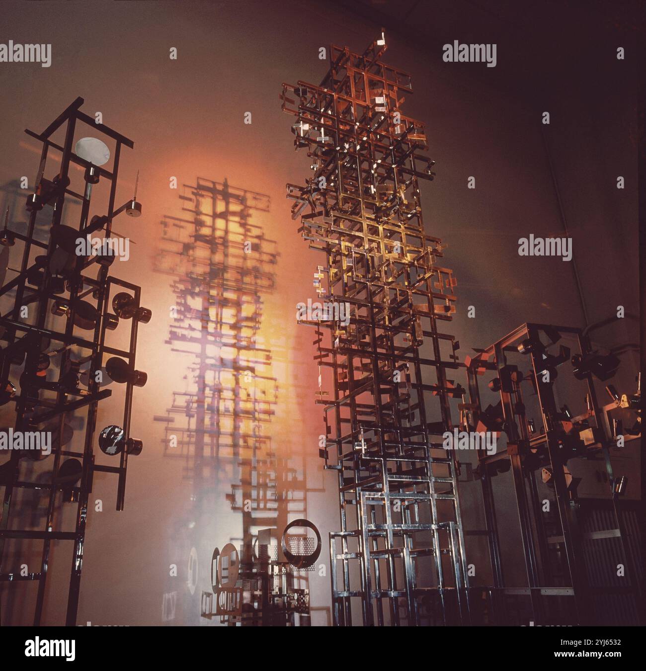 MAQUETA PARA LA TORRE DE LUZ A LA DEFENSA, PARIS. Author: SCHOFFER ...