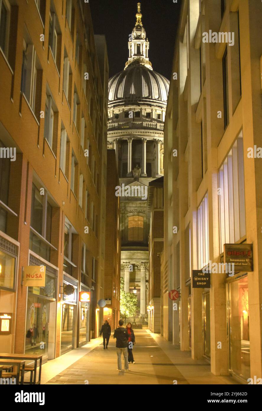 Empty london at night hi-res stock photography and images - Alamy