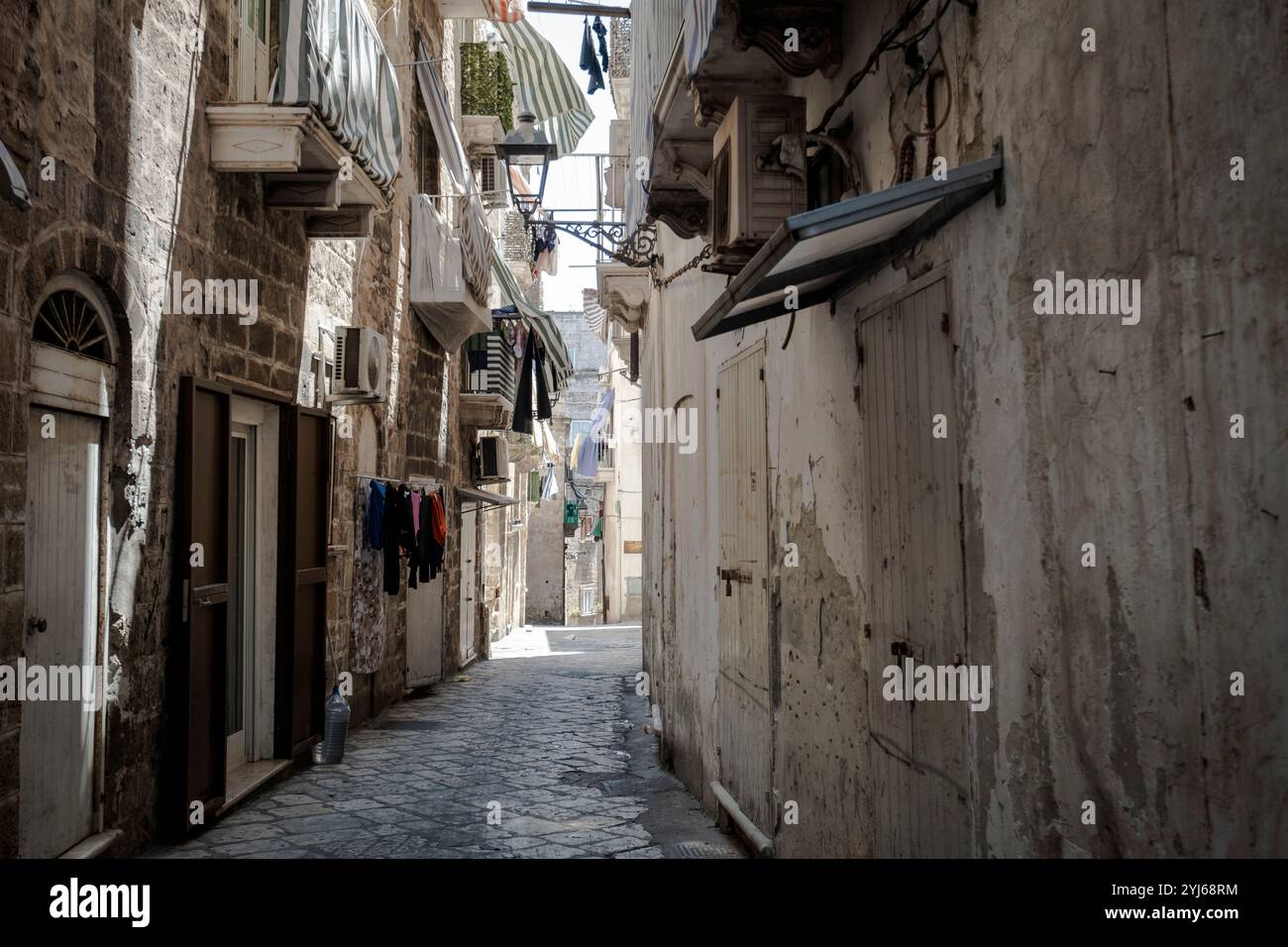Taranto building of italia street hi-res stock photography and images ...