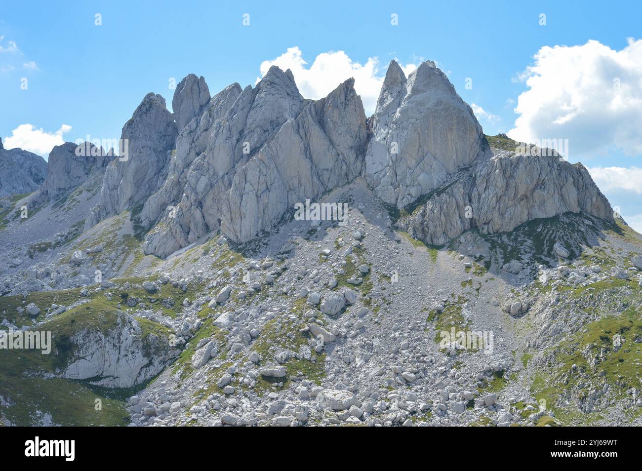 Sharp mountain range hi-res stock photography and images - Alamy