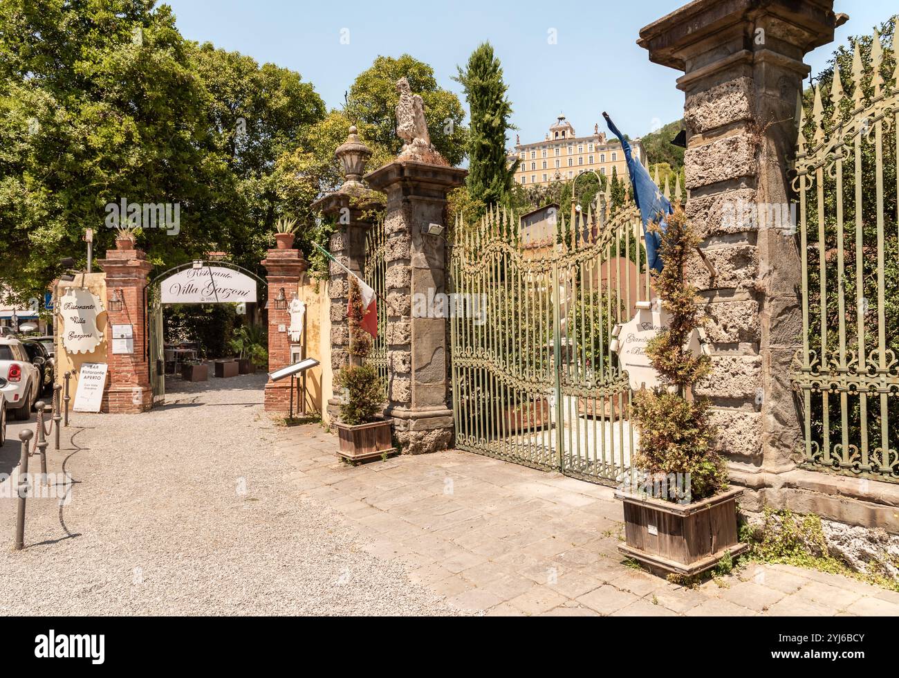 Entrance gate villa in tuscany hi-res stock photography and images - Alamy