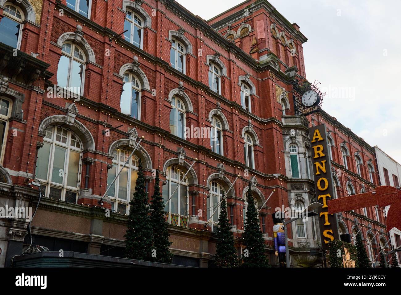 Seasonal storefront decorations hi-res stock photography and images - Alamy