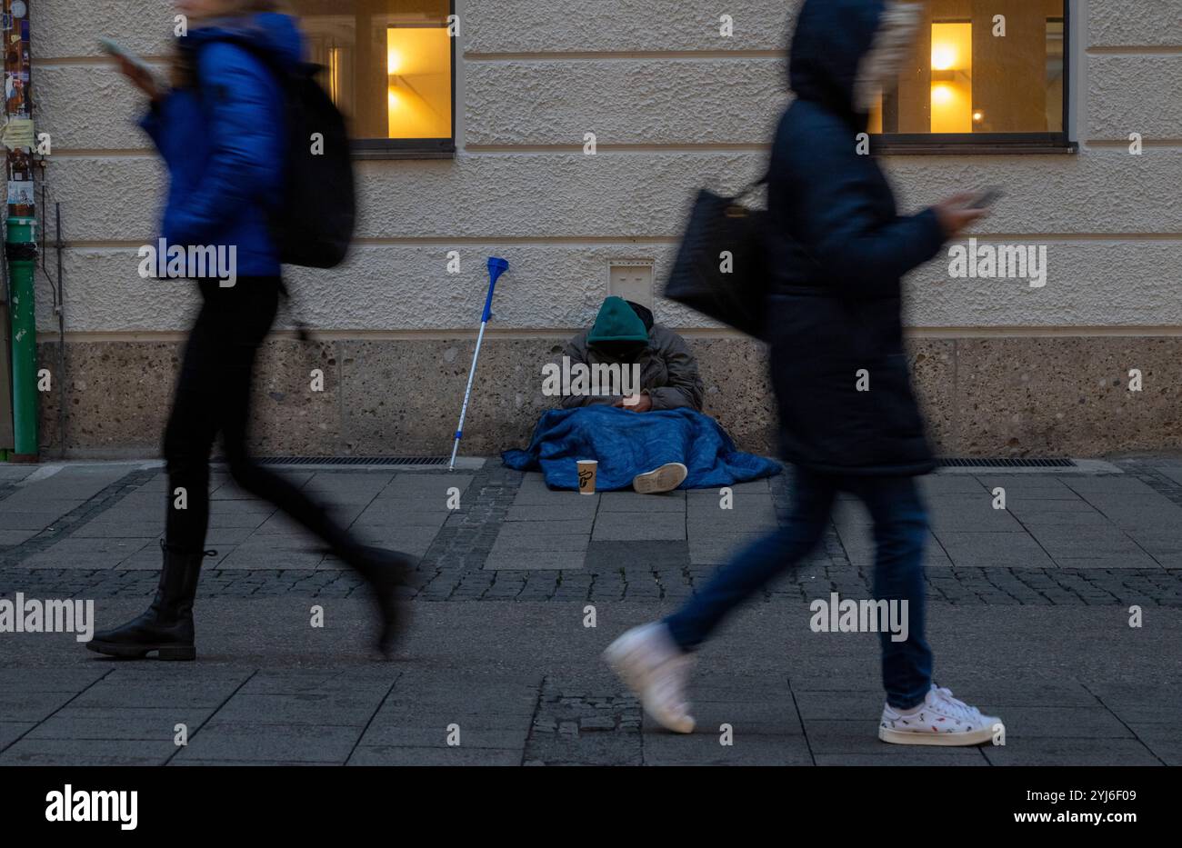Munich, Germany. 13th Nov, 2024. A homeless man sleeps in the ...