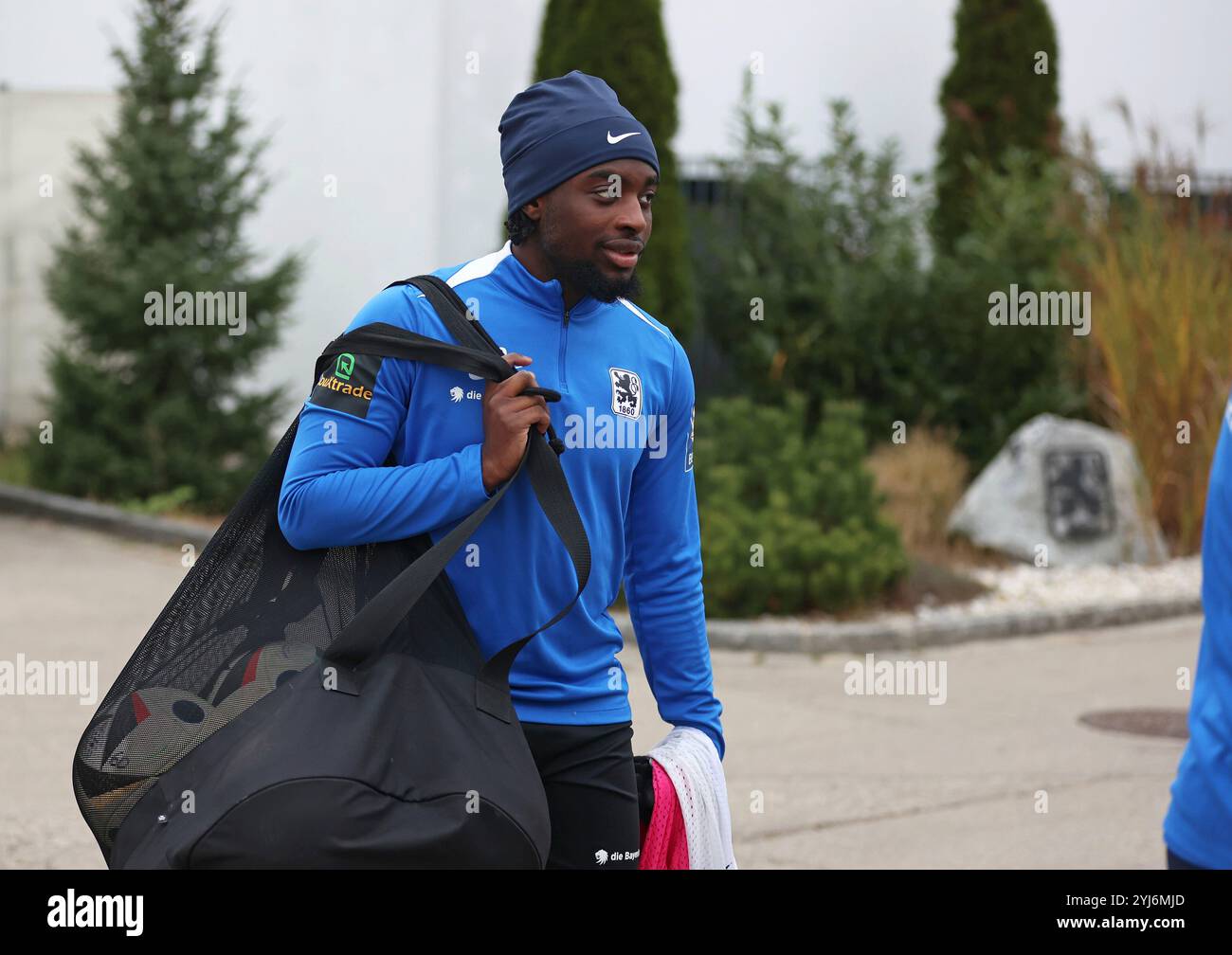Eliot muteba tsv 1860 munchen auf dem weg zum trainingsplatz hi-res ...