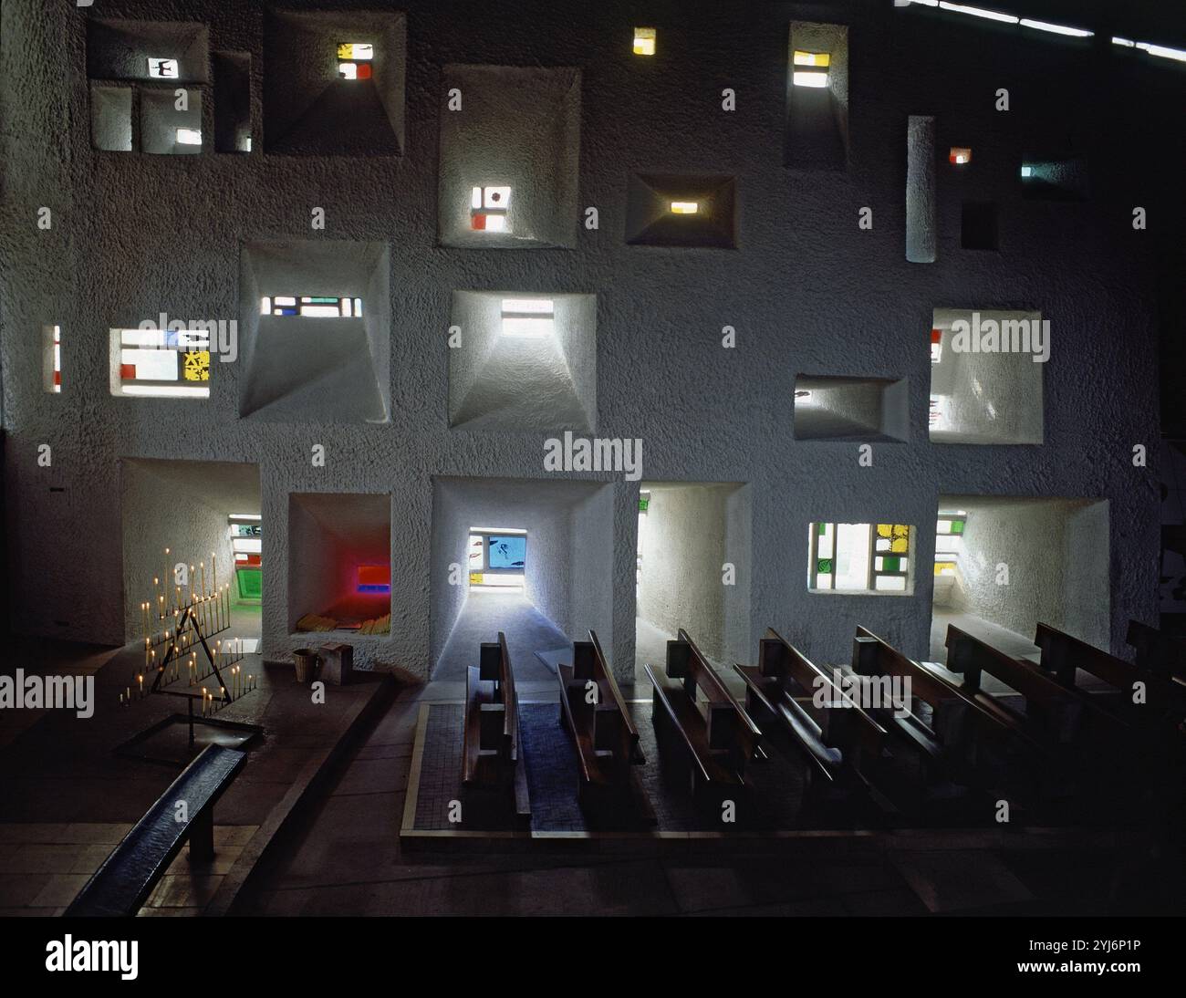 INTERIOR DE LA CAPILLA NOTRE DAME DU HAUT EN RONCHAMP CONSTRUIDA ENTRE ...