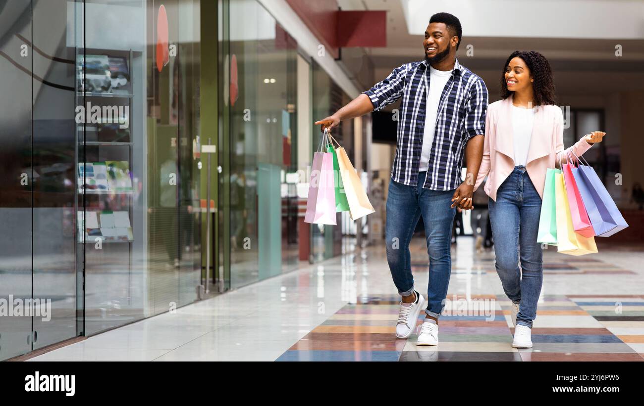 Family department store window hi-res stock photography and images - Alamy