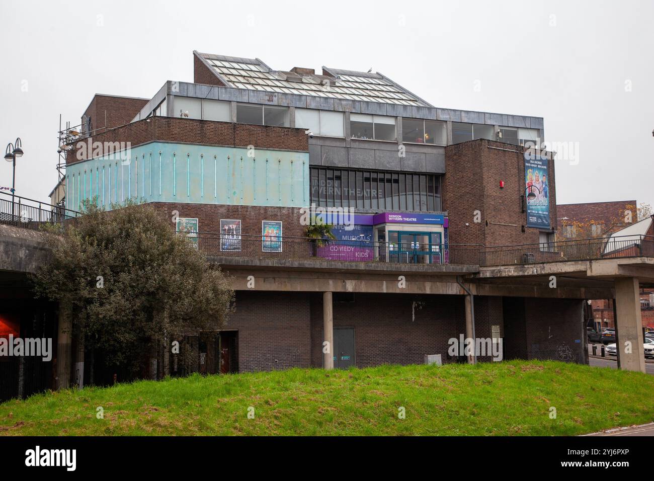 The Wyvern Theatre in central Swindon, Wiltshire Stock Photo - Alamy