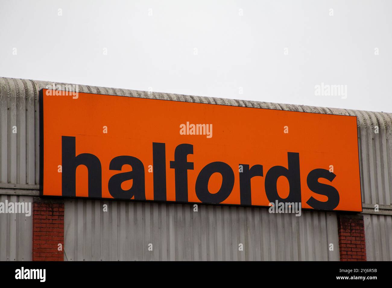 Halfords store shop sign hi-res stock photography and images - Alamy