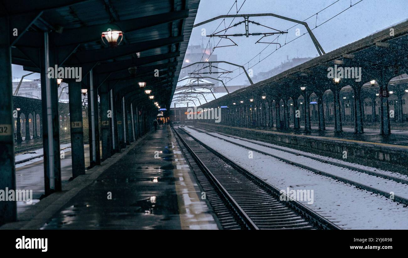 Train at Bucharest North Railway Station (Gara de Nord Bucuresti Stock ...