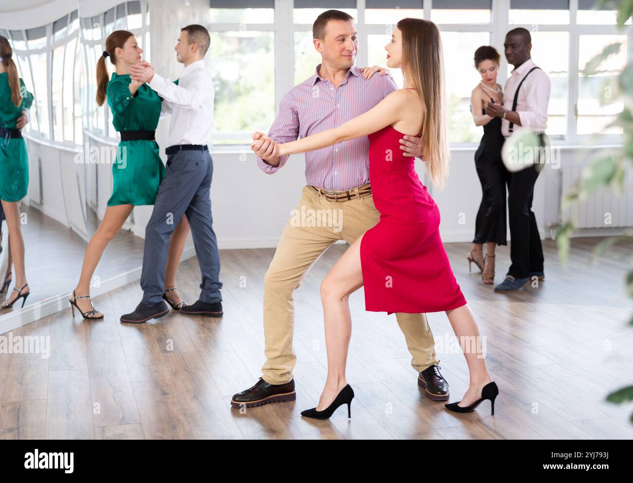 Group beautifully dressed people hi-res stock photography and images ...