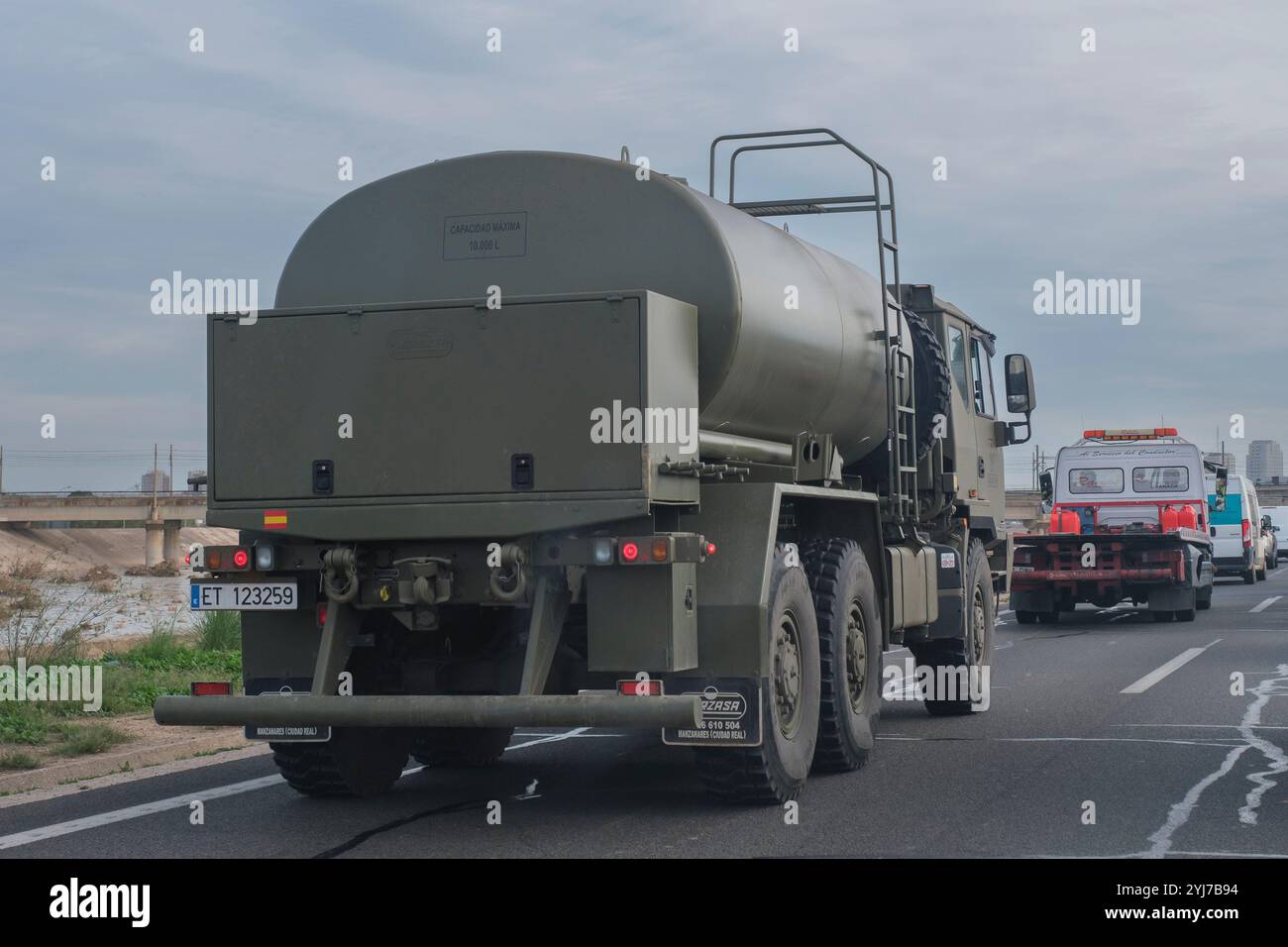 Valencia. Fahrzeug des spanischen MilitŠrs bringt Trinkwasser in das ...