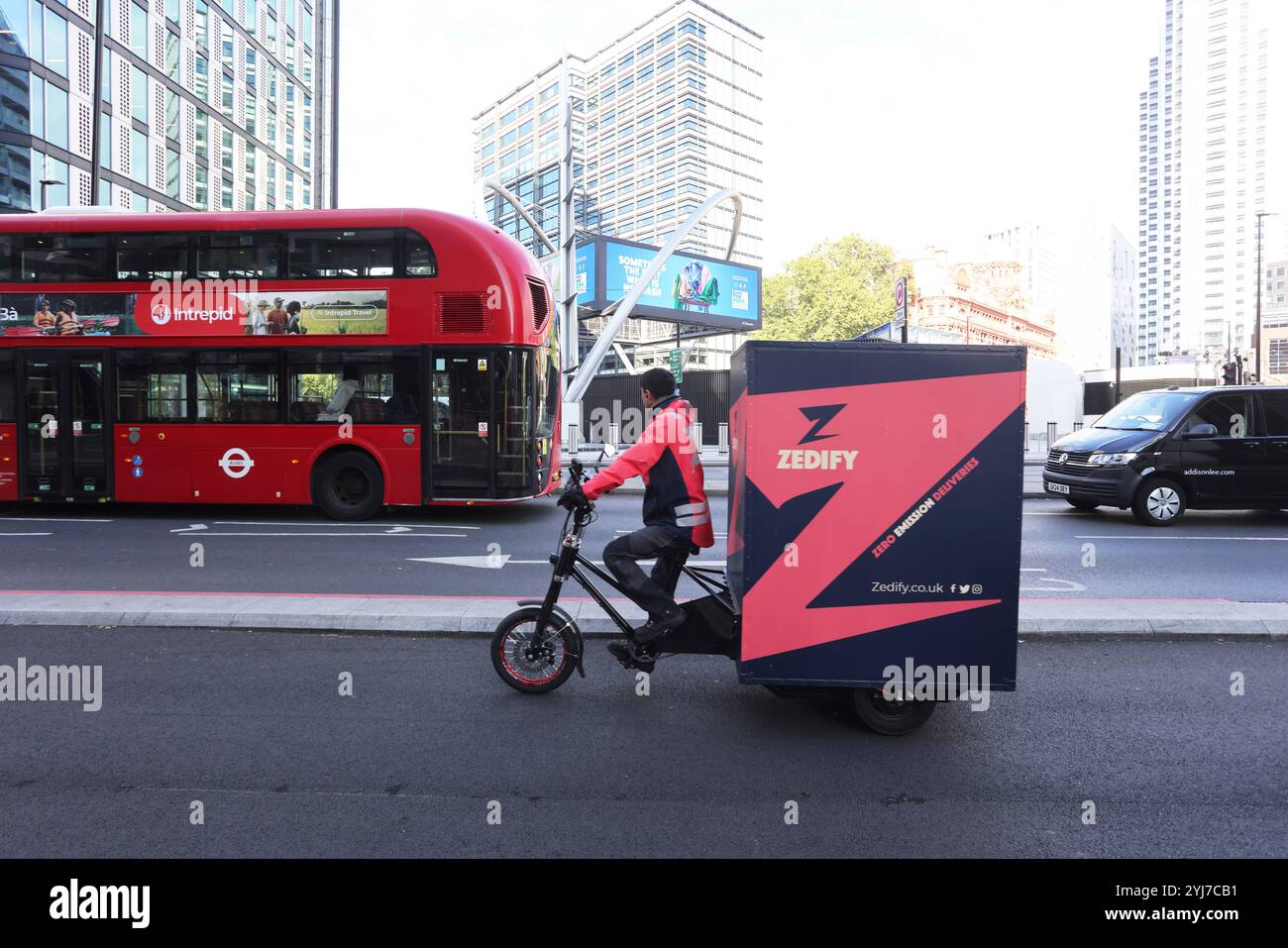 Delivery cycle hi-res stock photography and images - Alamy