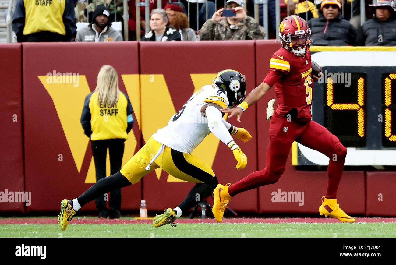 Washington Commanders quarterback Jayden Daniels (5)runs by Pittsburgh ...