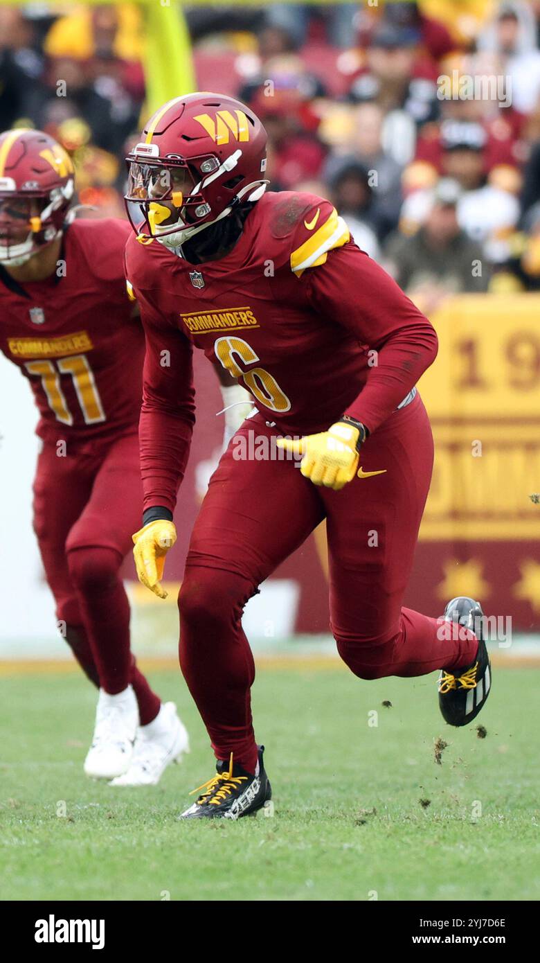 Washington Commanders linebacker Dante Fowler Jr. (6) rushes during an ...