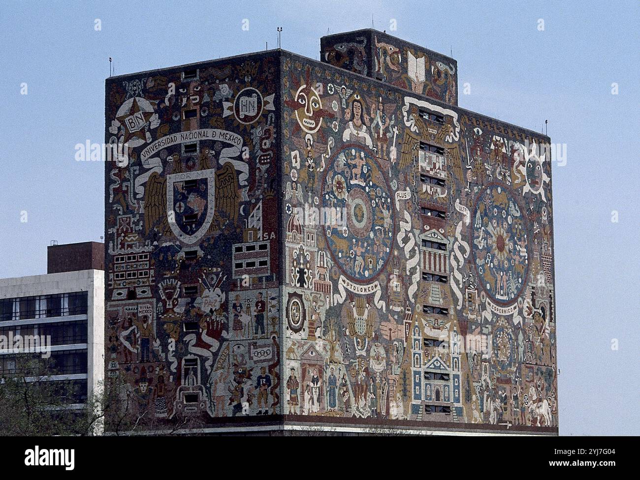 BIBLIOTECA CENTRAL-EDIFICIO-FACHADA CON MURALES DE MOSAICO - FOTO AÑOS ...