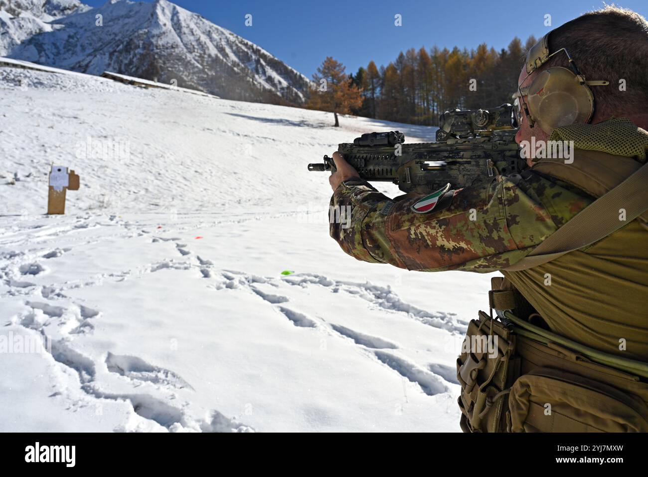 An Italian Army soldier assigned to 187th Paratroopers Regiment ...