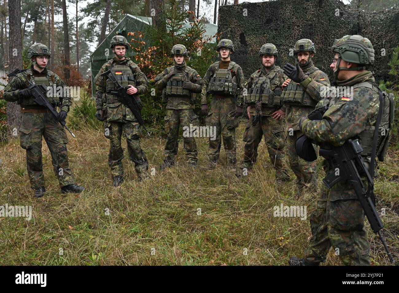 A German soldier assigned to Artilleriebataillon 295, 10th Armoured ...
