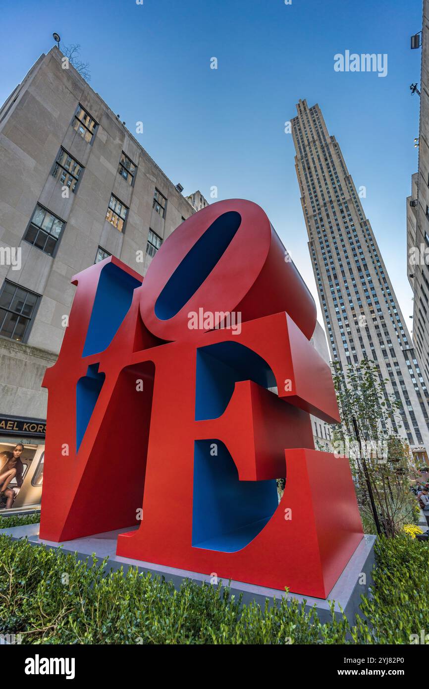 New York, USA: Love sign tourist spot in front of the Rockefeller ...