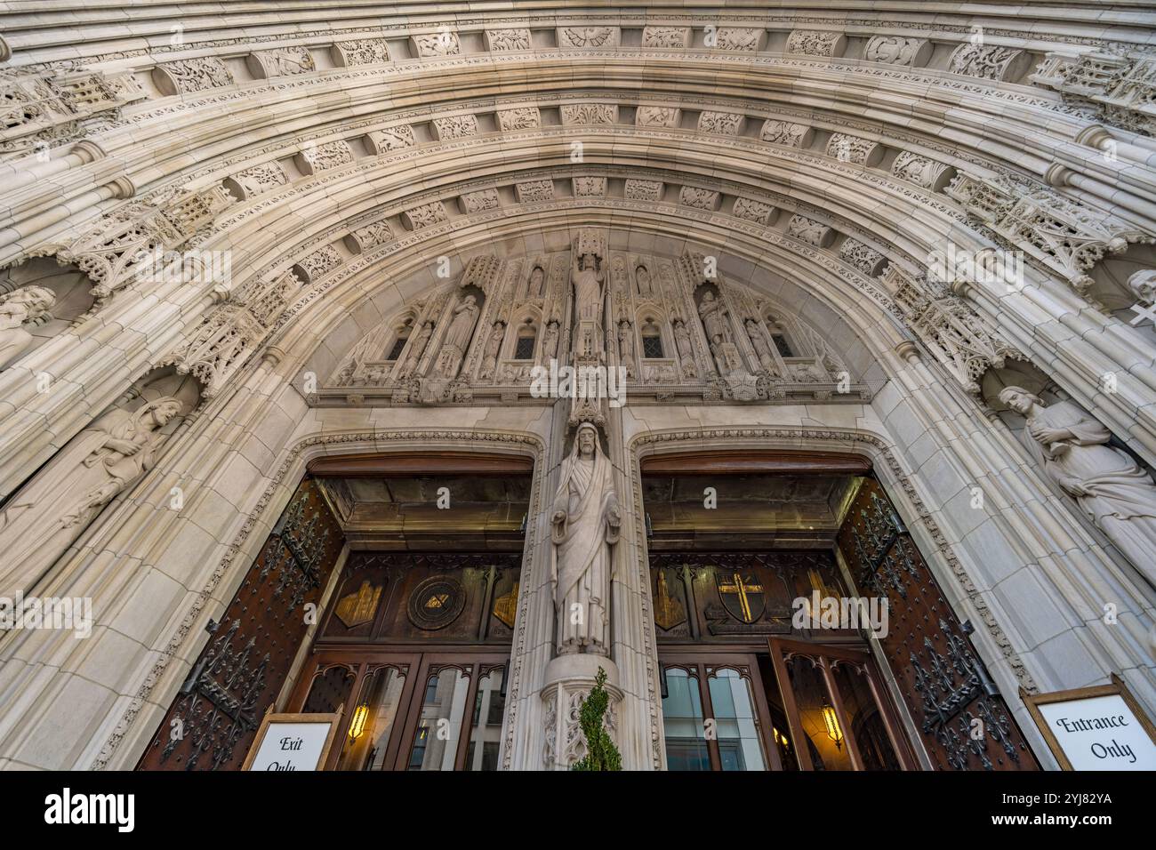 New York, USA: Saint Thomas Church. Wide angle view of main entrance ...