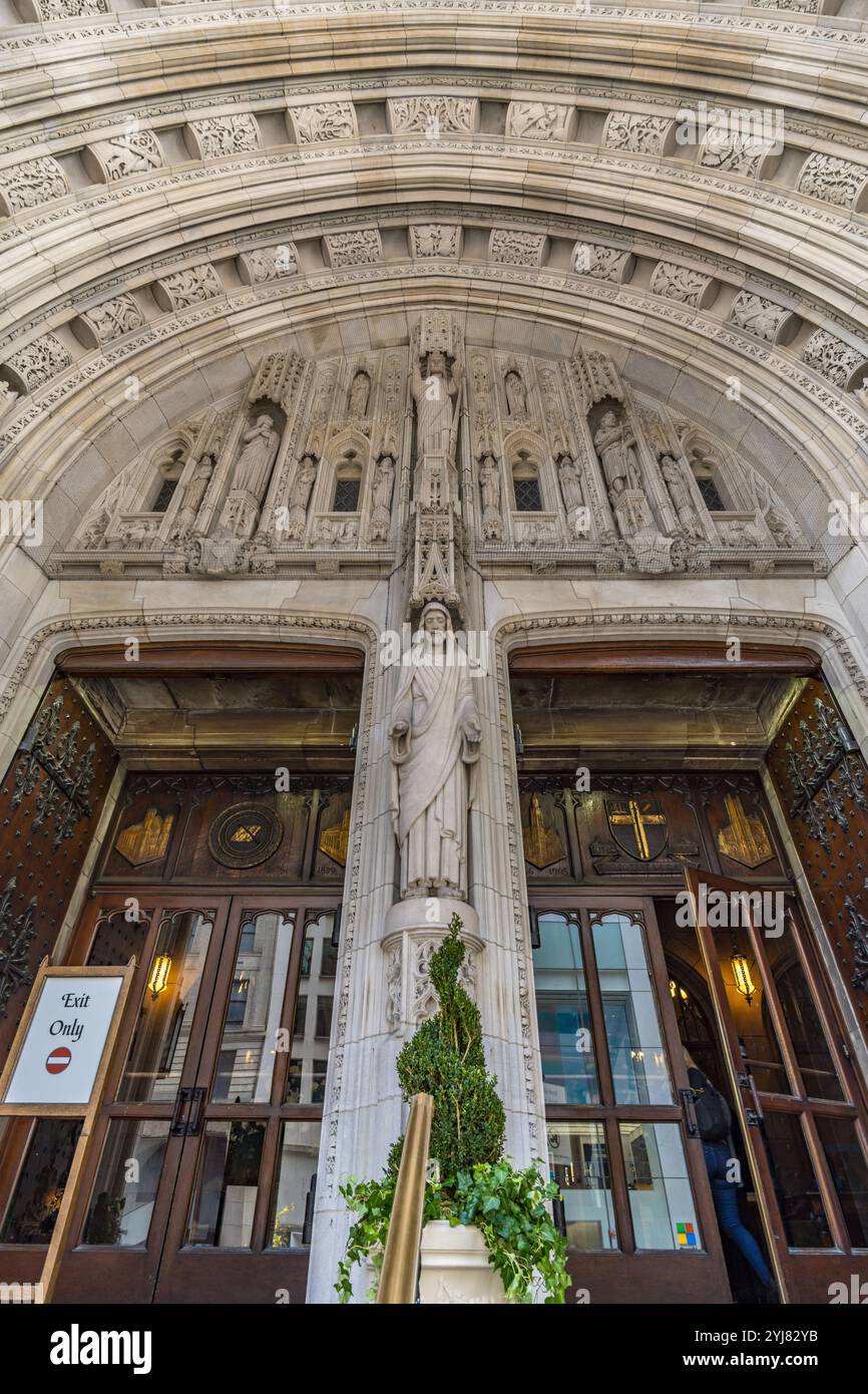 New York, USA: Saint Thomas Church. Wide angle view of main entrance ...